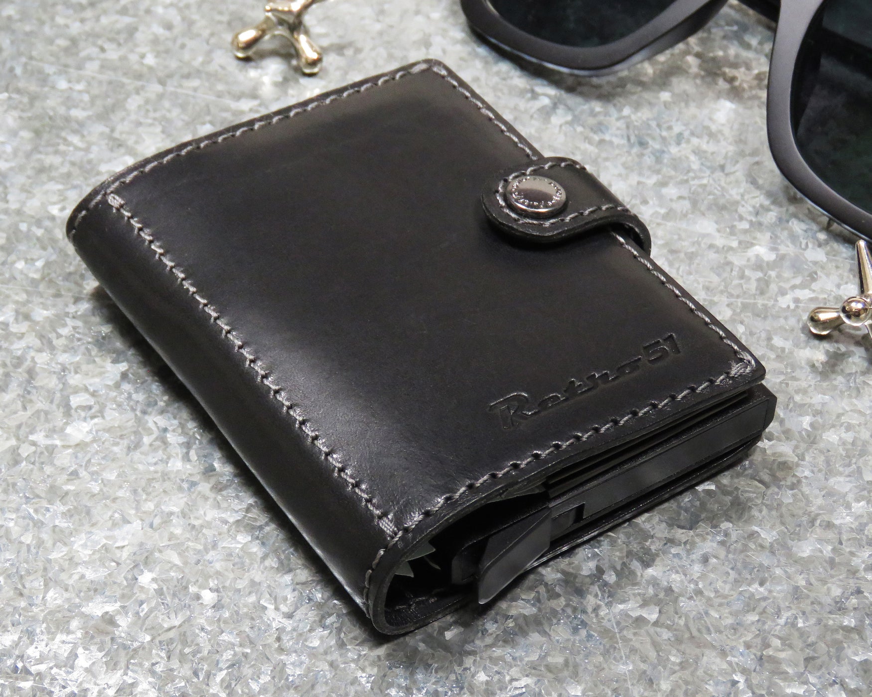 Modern Traveler Black: Sleek Wallet with Pen